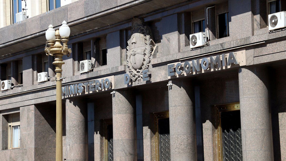 Superávit fiscal primario de $1.556.864 millones en agosto – Nota Social